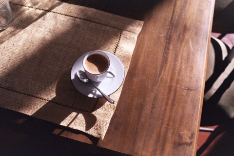 Comment poncer une table en bois ? (Guide complet)